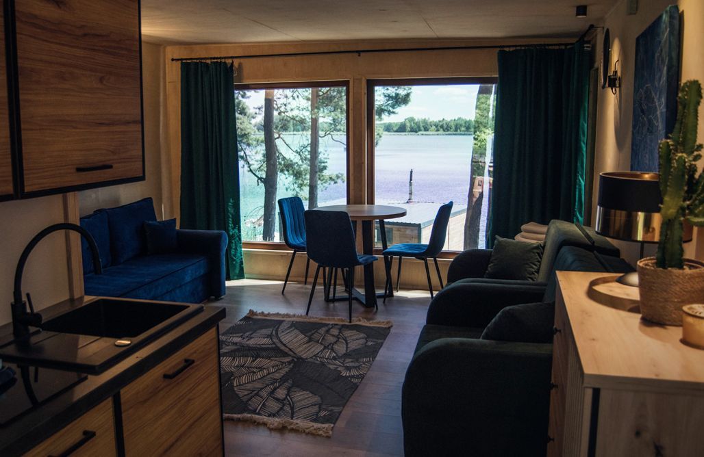 Nad Narvią Dom lustrzany w drzewach | URZEKAJĄCY domek na drzewie Serock 🏡